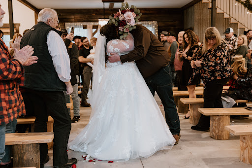 Cherished rustic barn wedding venues in Grants Pass, OR? Unveil 7 Dream ...